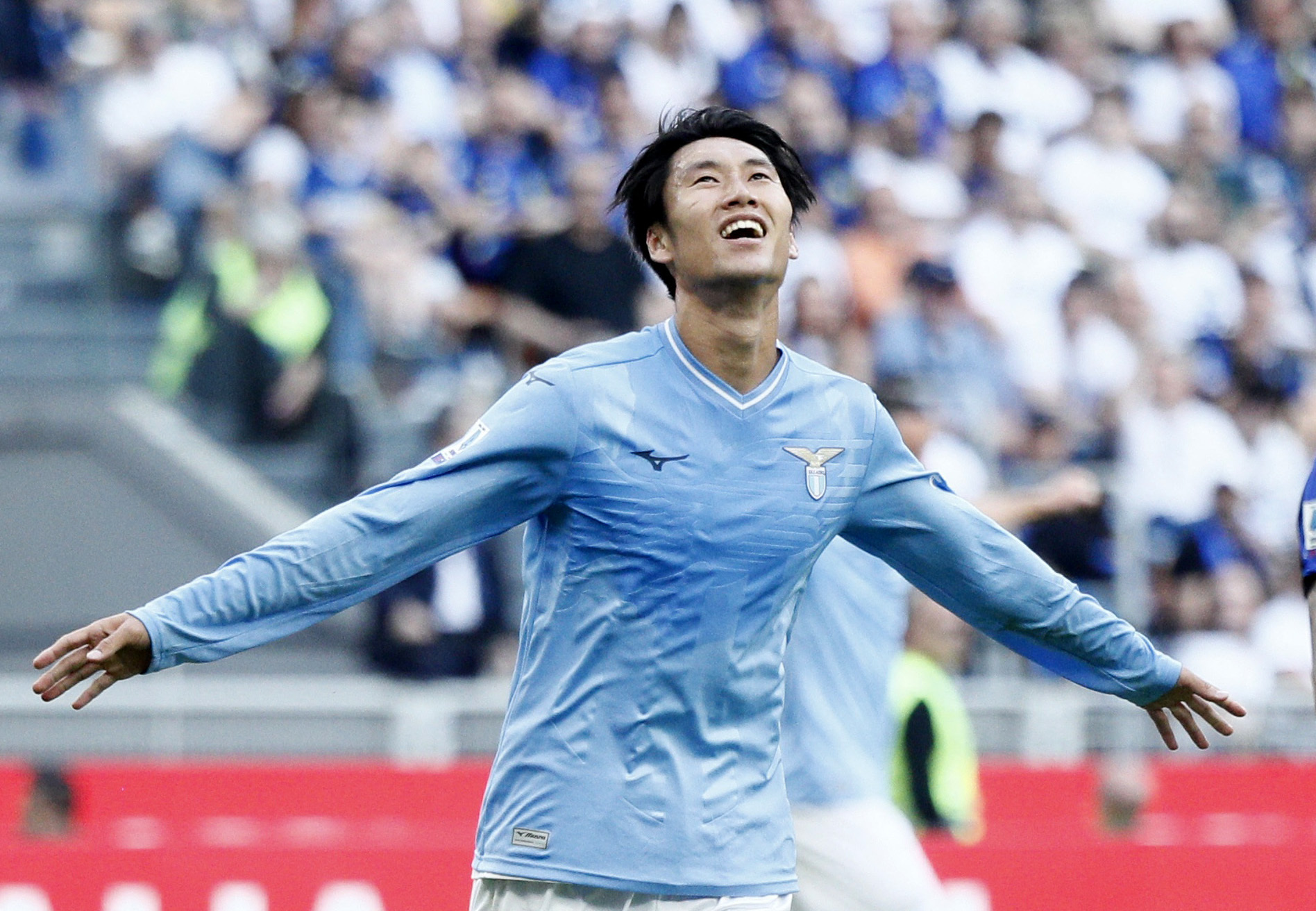 Japan's Kamada moves to Palace on free transfer from Lazio | Reuters