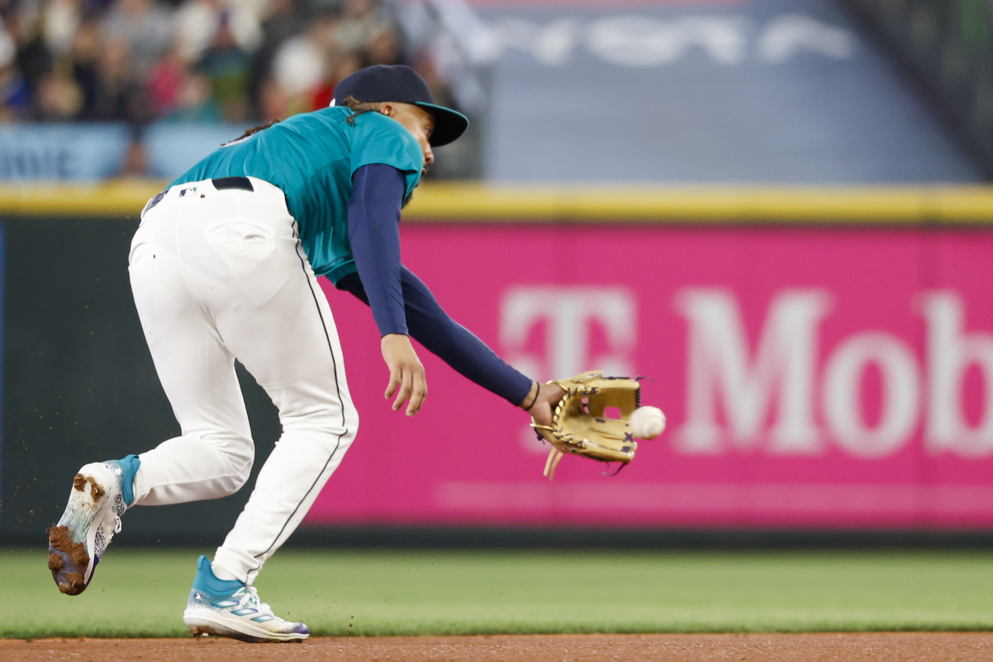 Mariners score three in 10th to stun Red Sox | Reuters