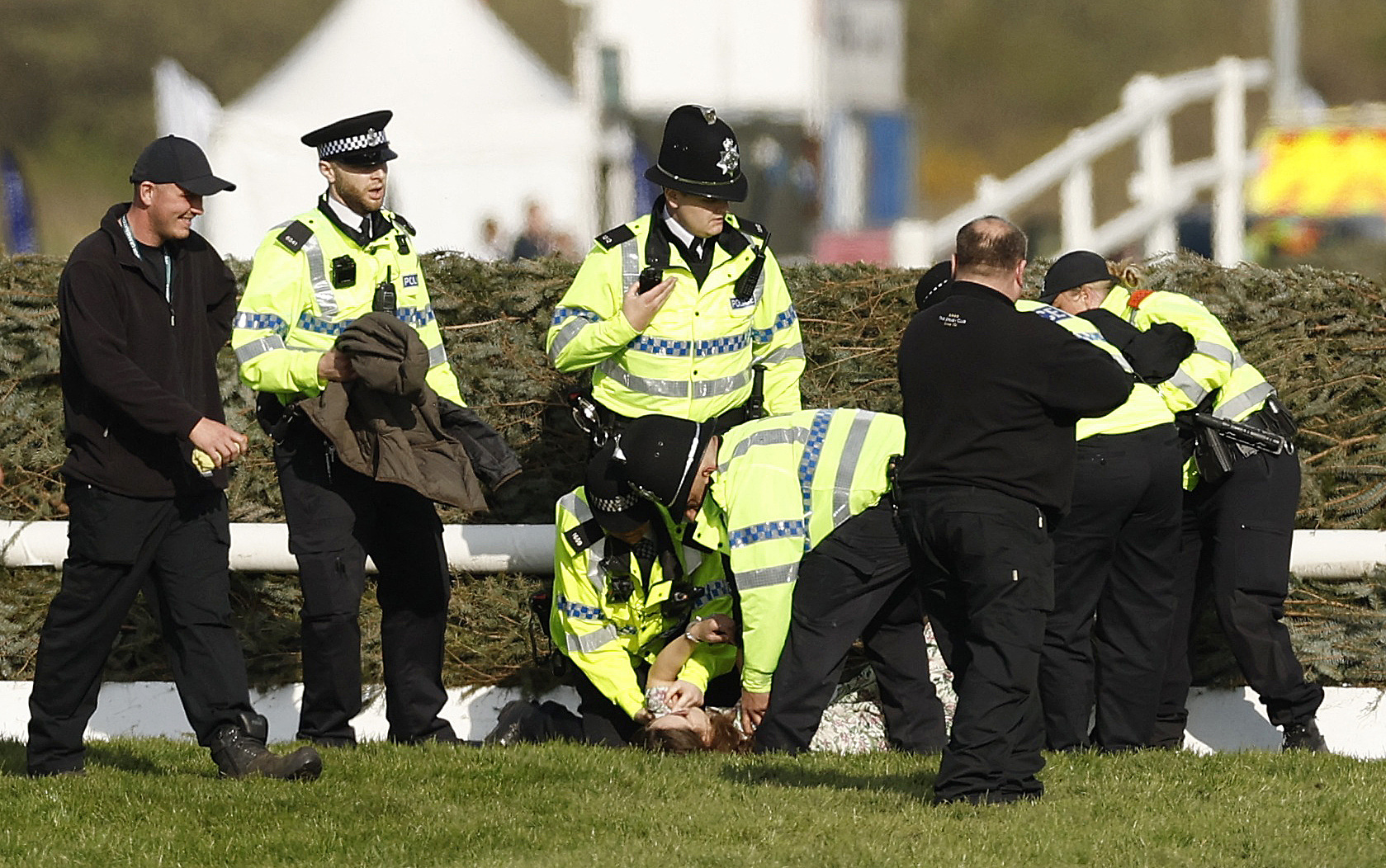 Protesters delay UK's Grand National horse race, 118 arrested | Reuters