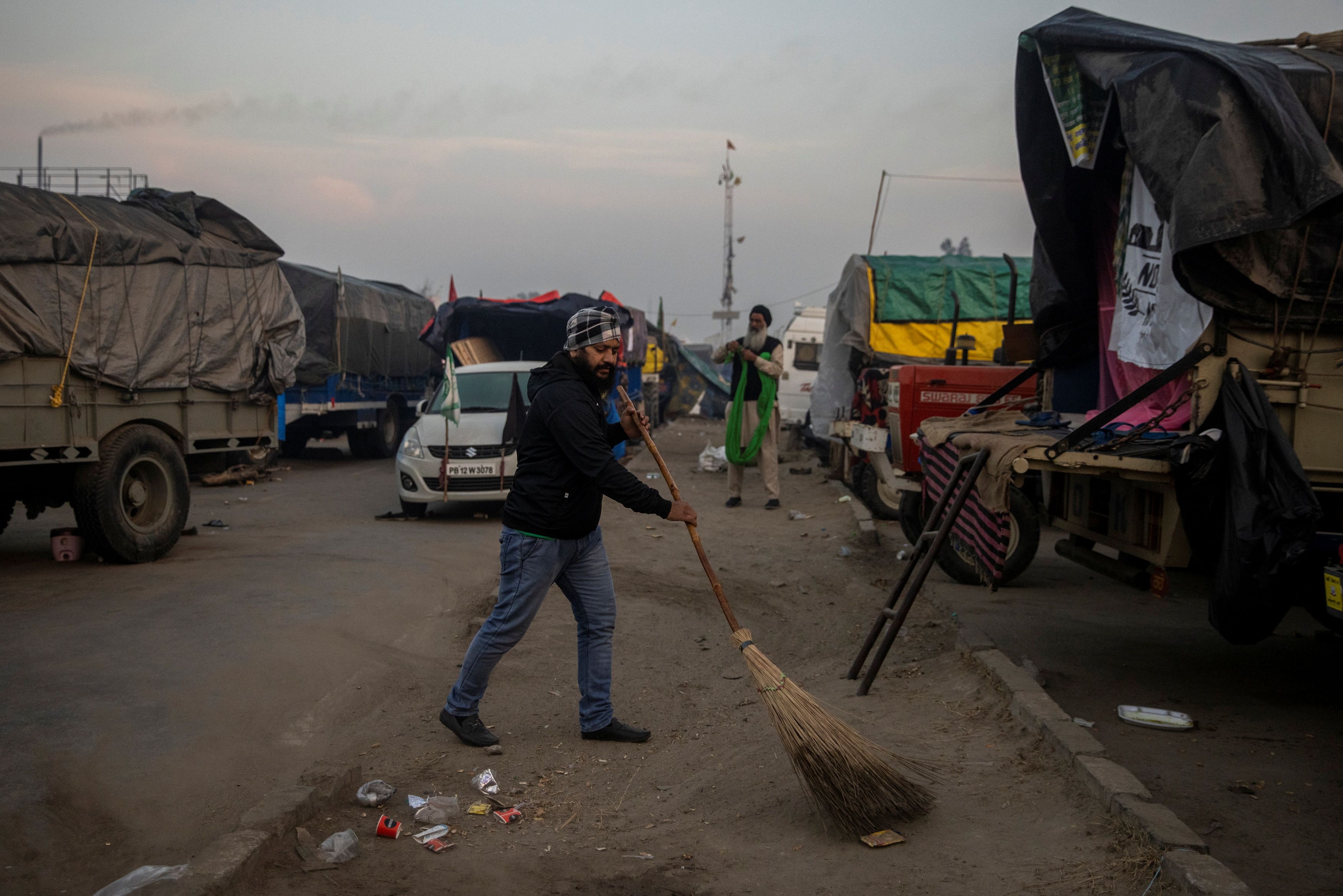 Indian farmers start hunger strike to pressure Modi on reforms | Reuters