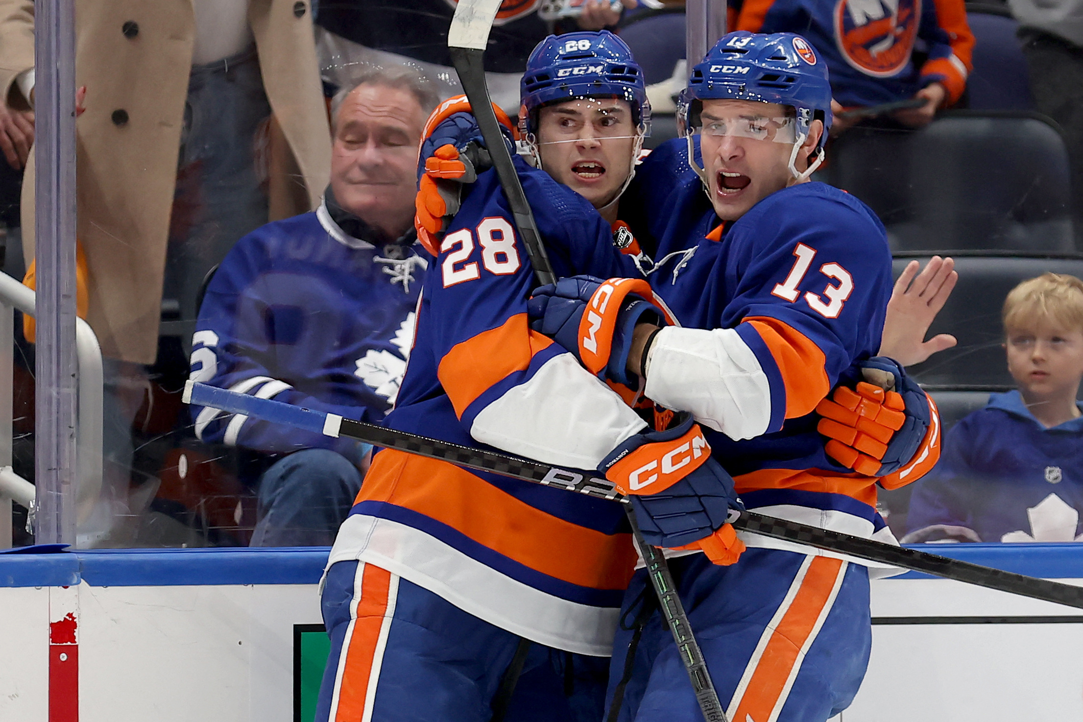 Islanders complete comeback, beat Leafs in OT | Reuters
