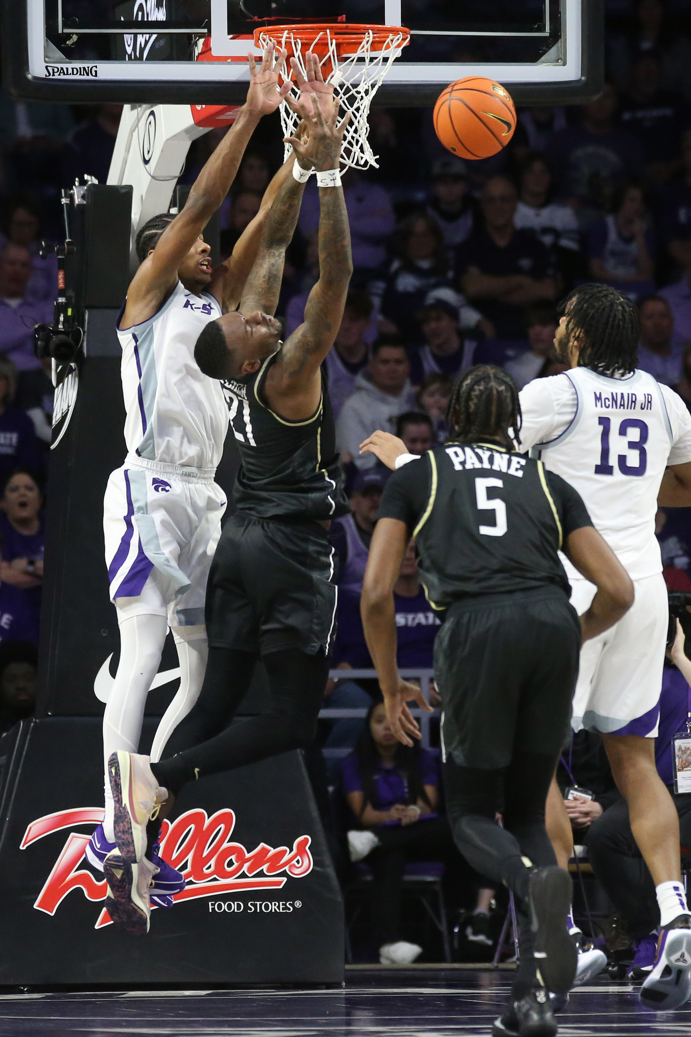 Tylor Perry, Kansas State spoil UCF's Big 12 debut | Reuters