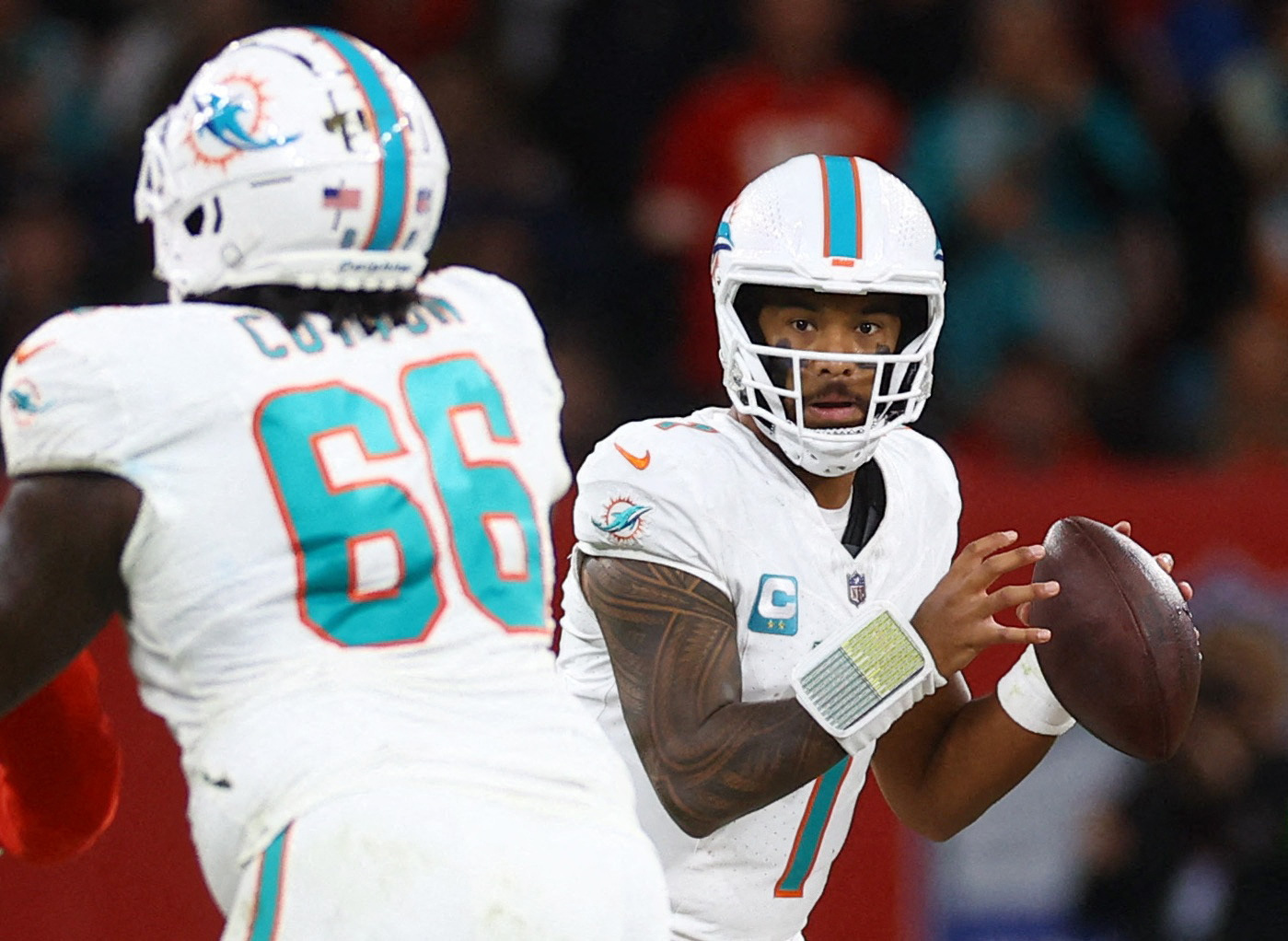 Chiefs stifle Dolphins' offense, grab key AFC win | Reuters