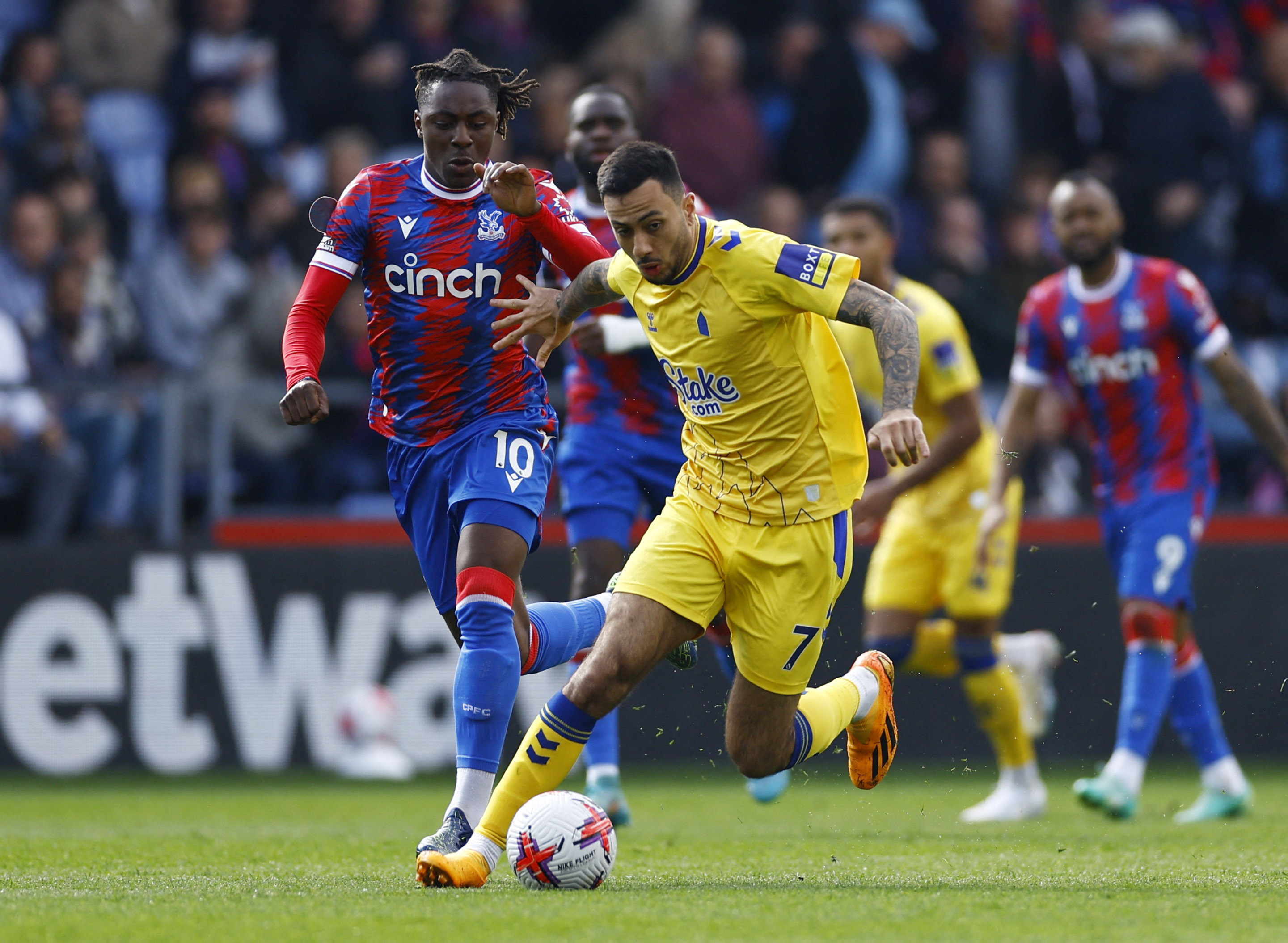 Everton earn draw at Palace but slip into bottom three | Reuters