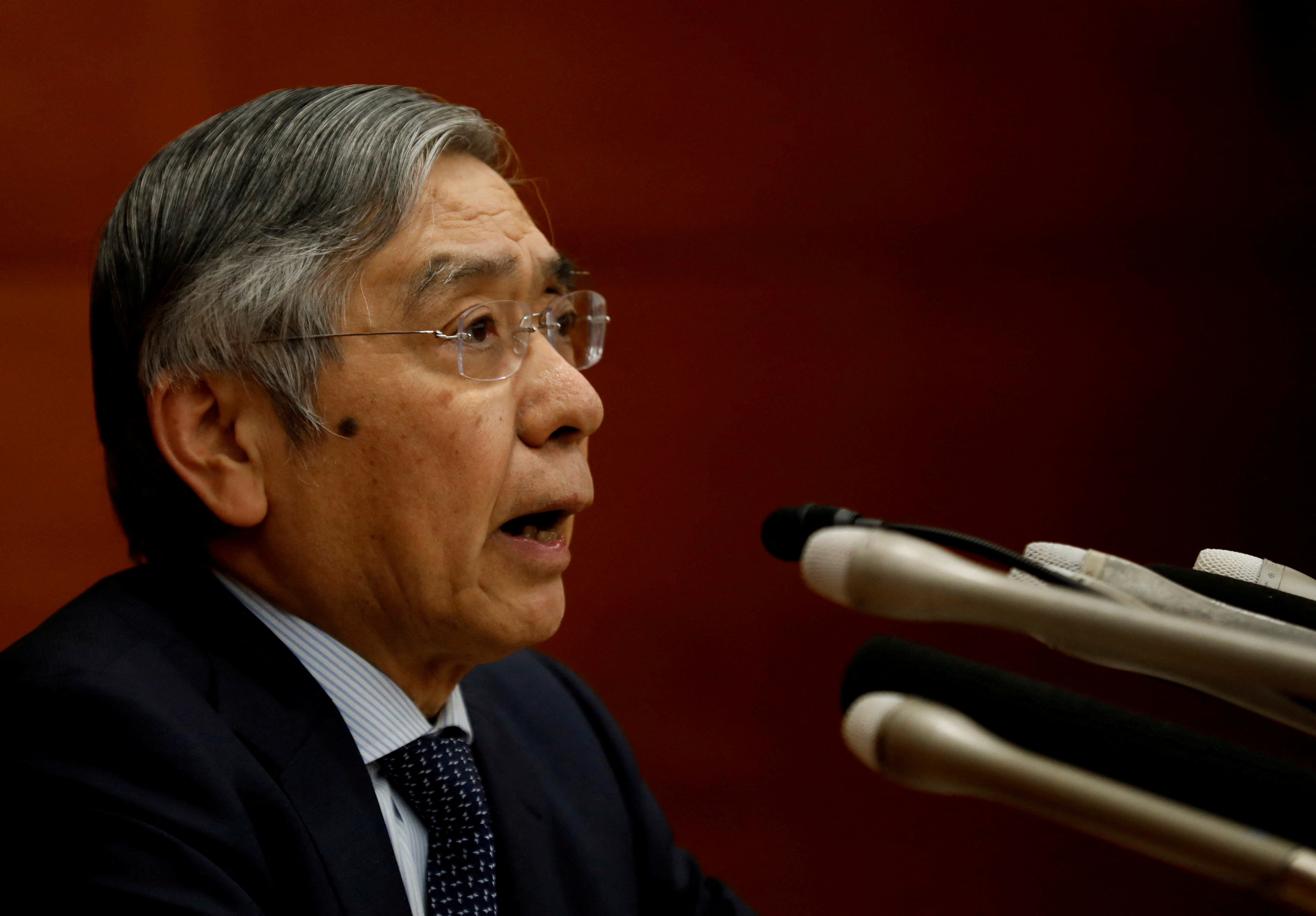 Crashing yen disturbs Haruhiko Kuroda’s zen | Reuters
