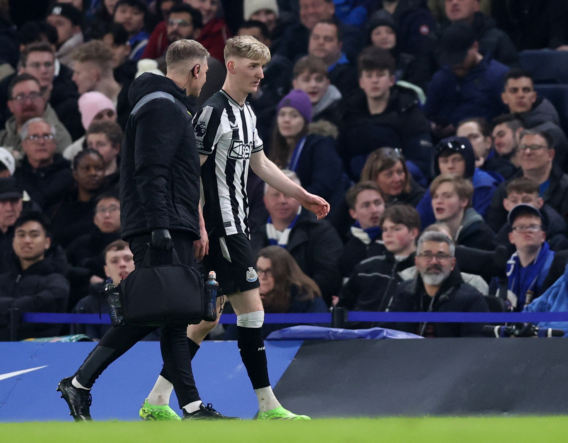 Gordon injury not serious, says Newcastle boss Howe | Reuters