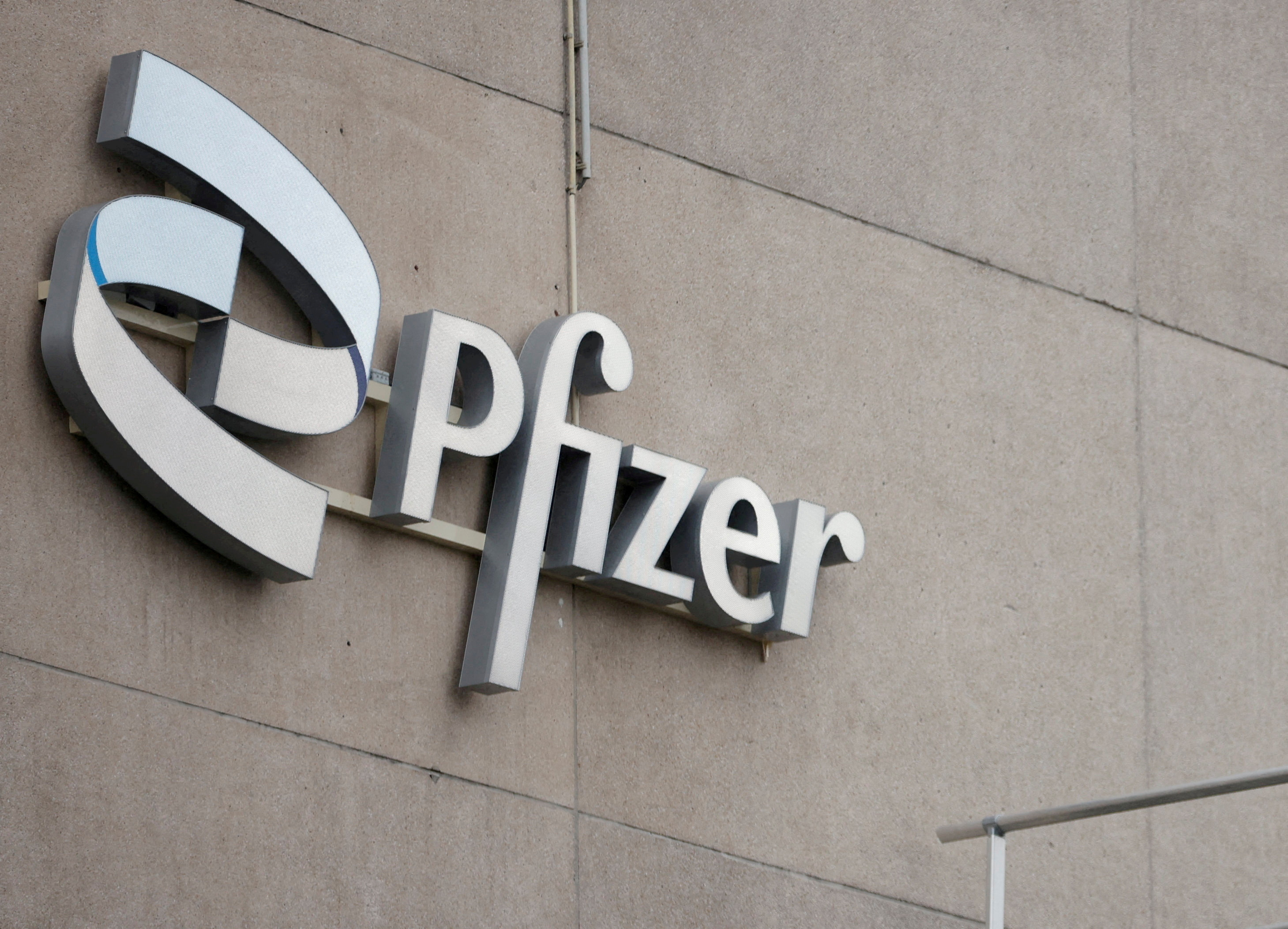 Pfizer CEO expects 17% of Americans will get new COVID shots | Reuters