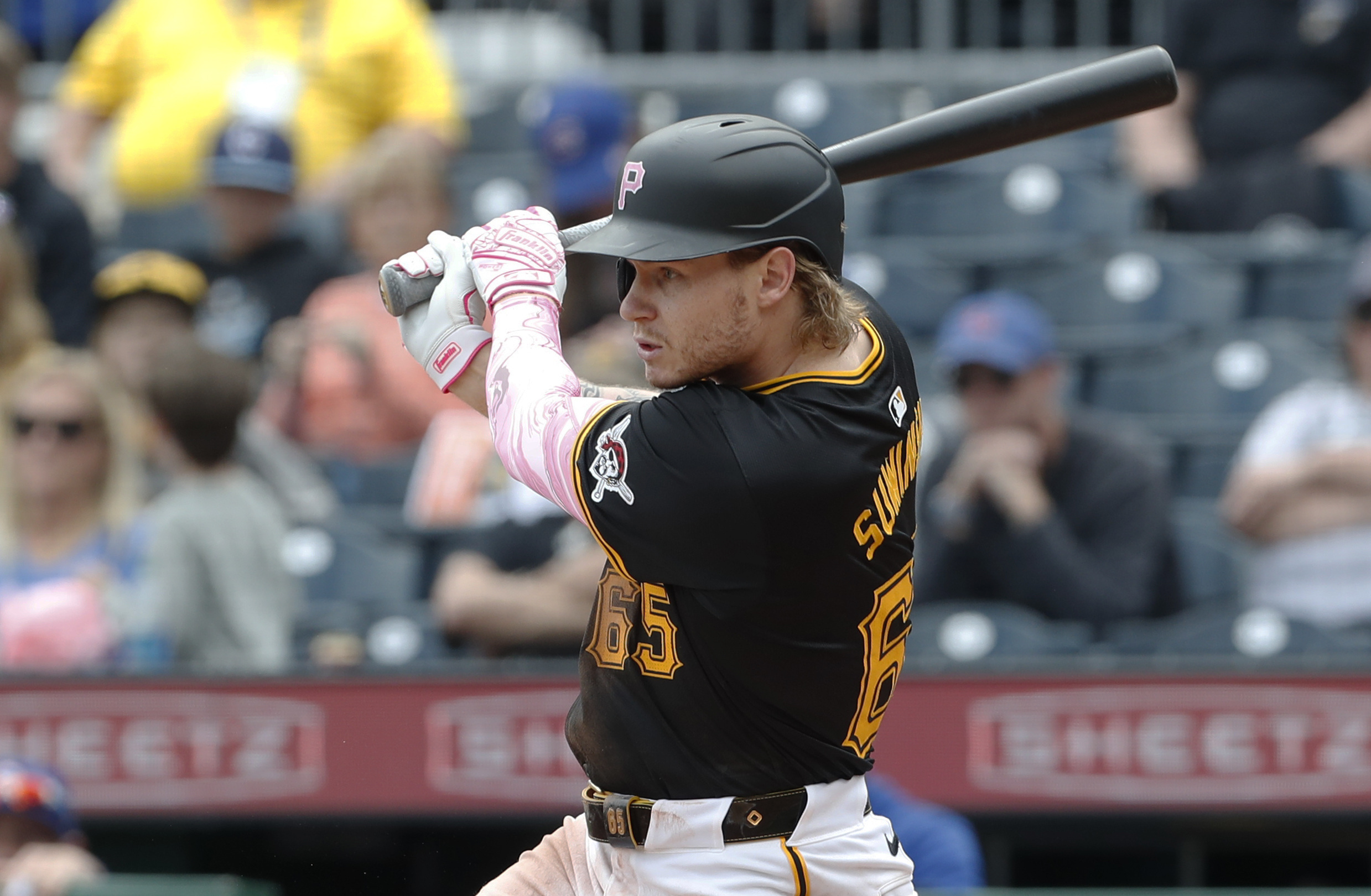 Cubs hold on for series win over slumping Pirates | Reuters