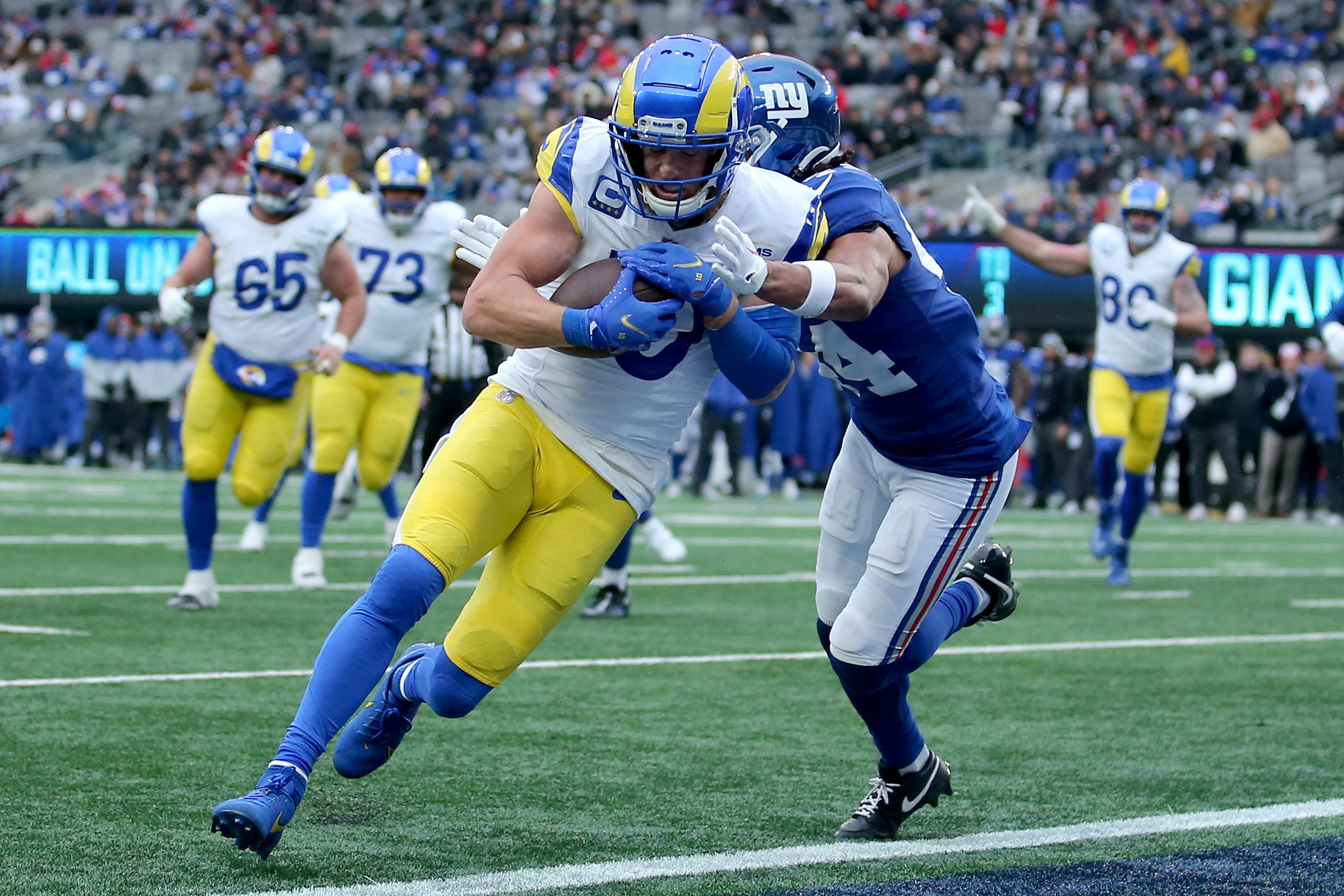 Rams score early, hold off Giants | Reuters