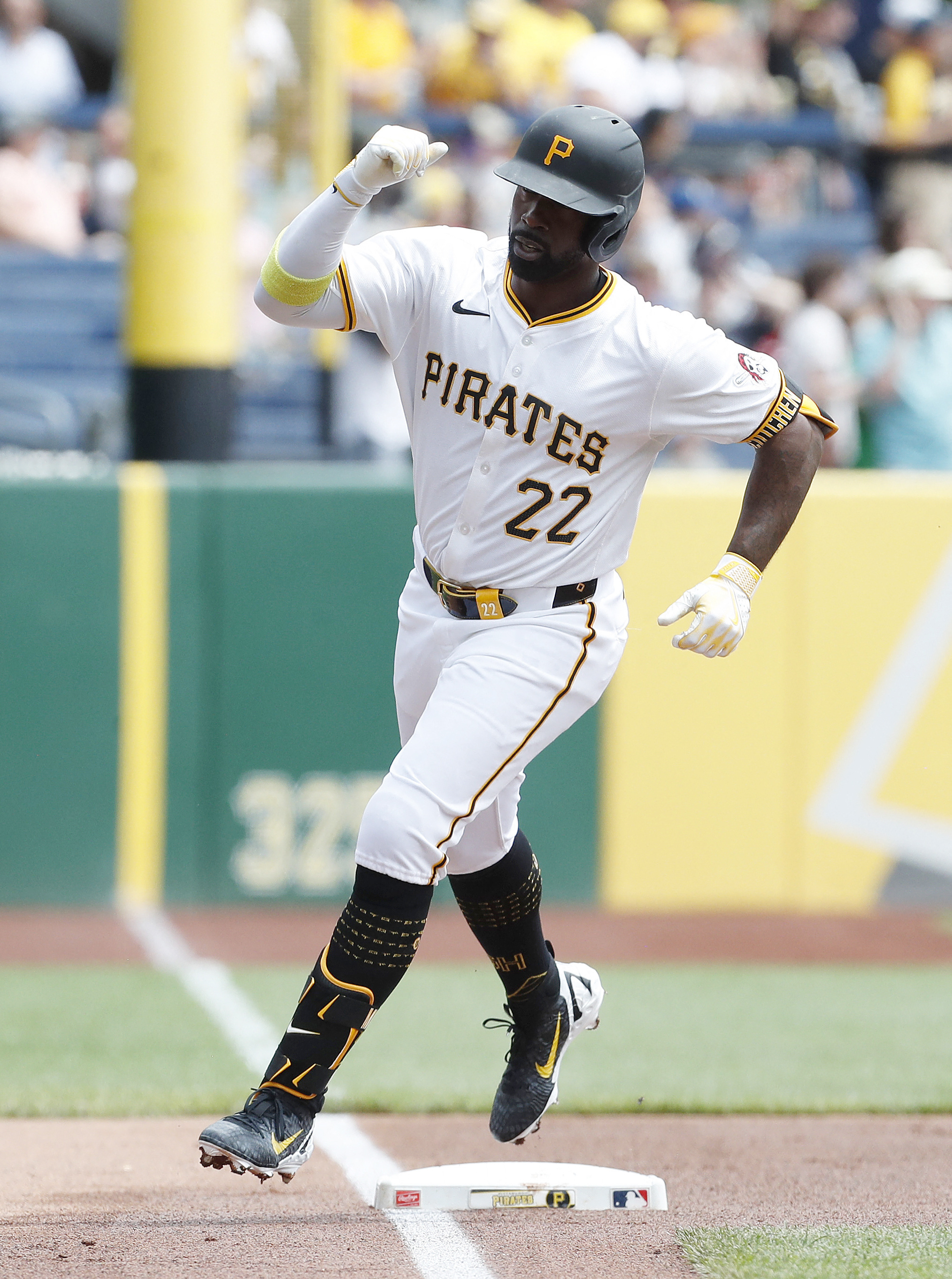 Brett Wisely caps comeback as Giants stun Pirates | Reuters