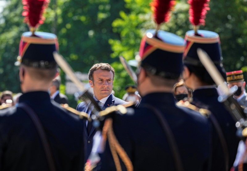 France honours last survivor of French D-Day commando unit | Reuters