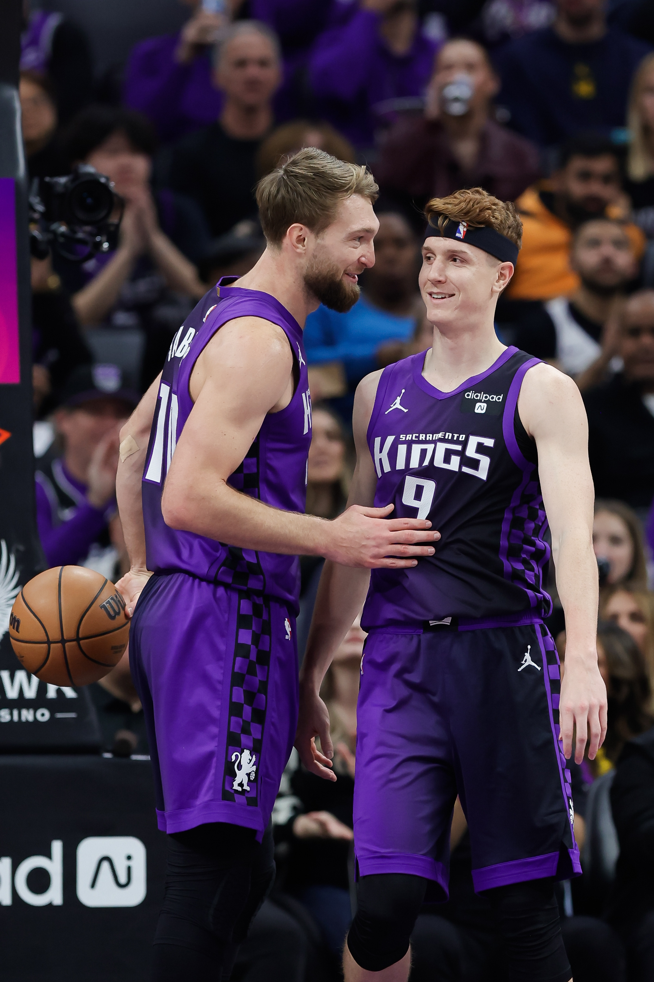 Domantas Sabonis' triple-double leads Kings past Suns | Reuters