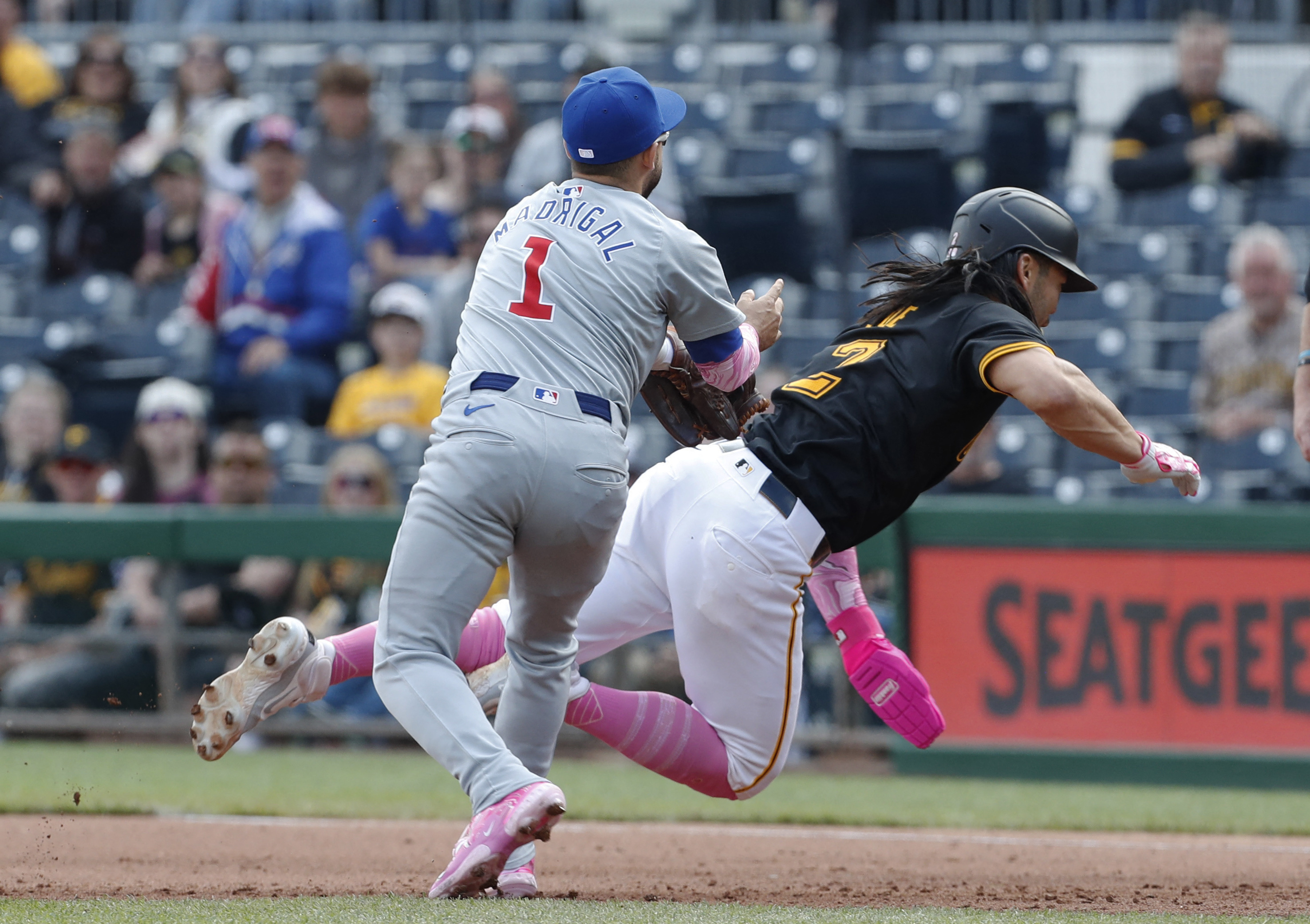 Cubs hold on for series win over slumping Pirates | Reuters