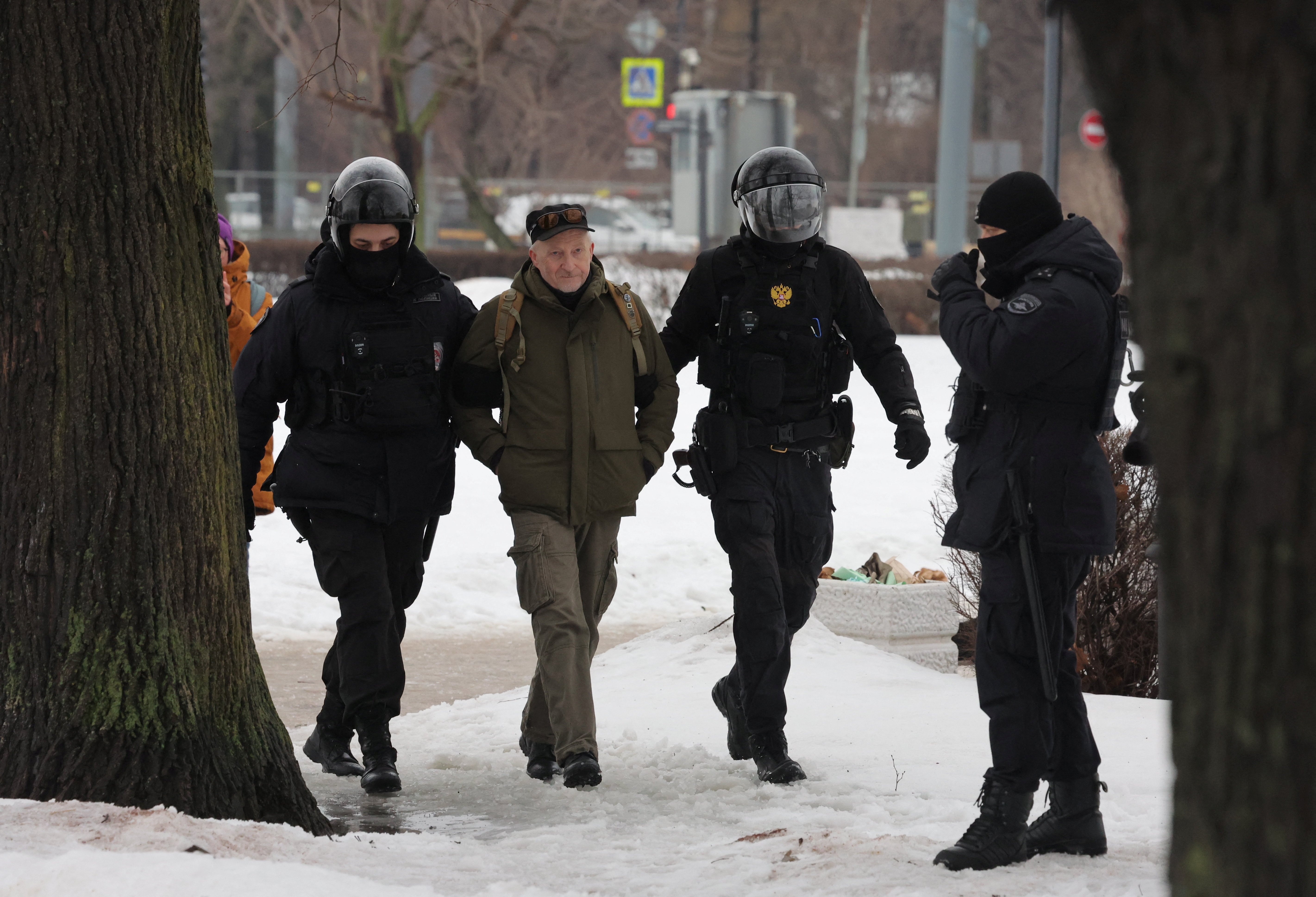 In pictures: Hundreds detained at memorials for Navalny in Russia ...