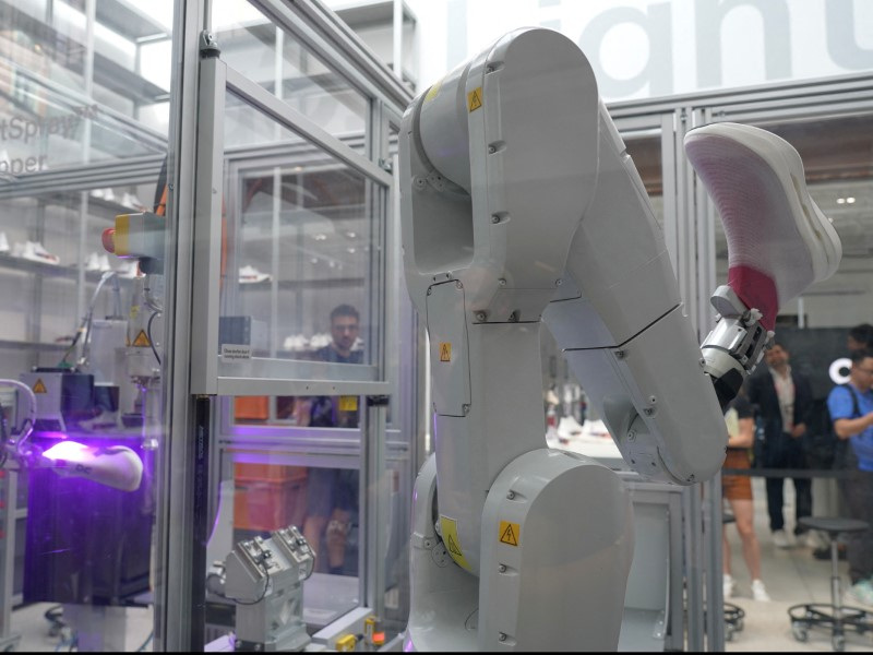 Athletics-Running brand On launches spray-on marathon shoe in bid for ...