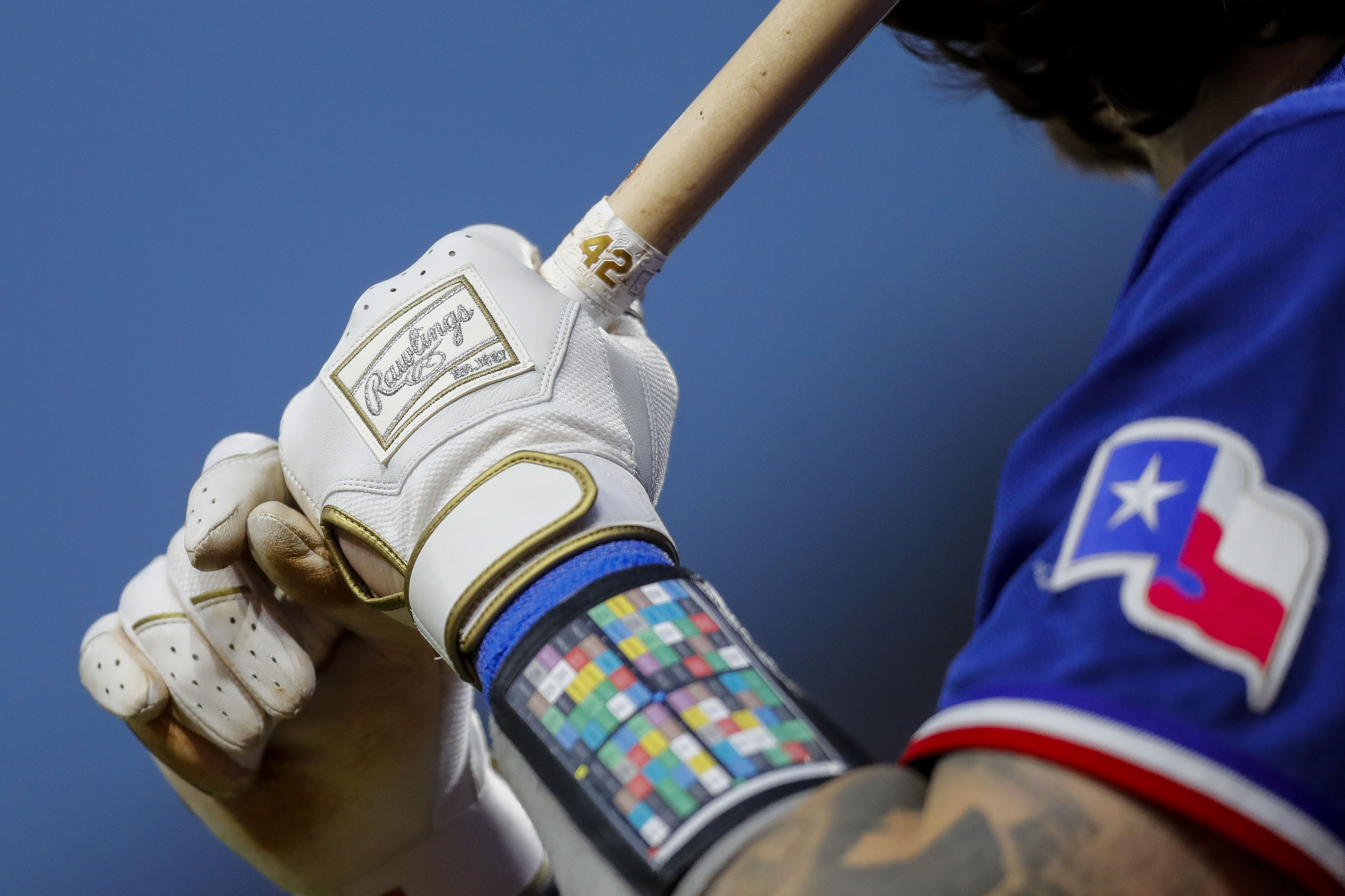 Six-run rally gives Reds comeback win over Rangers | Reuters