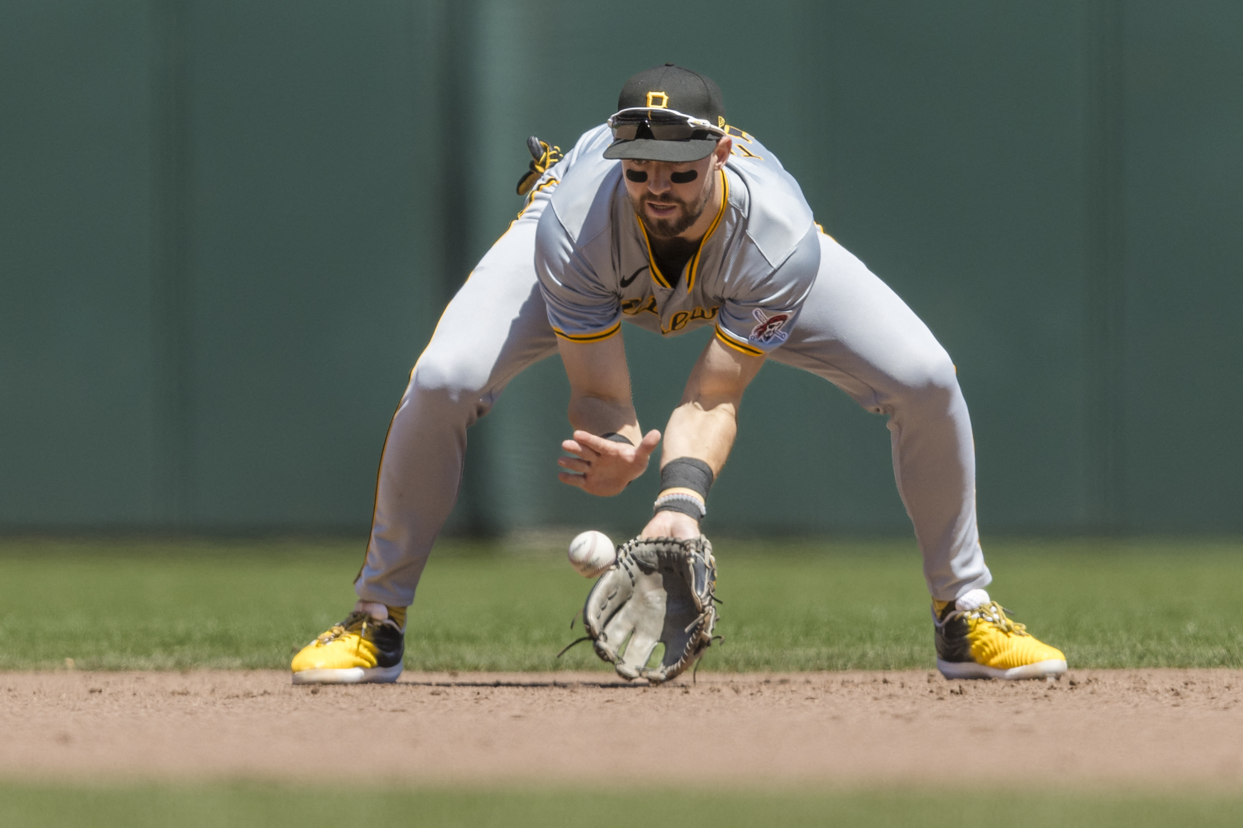 Giants edge Pirates to win low-scoring series | Reuters