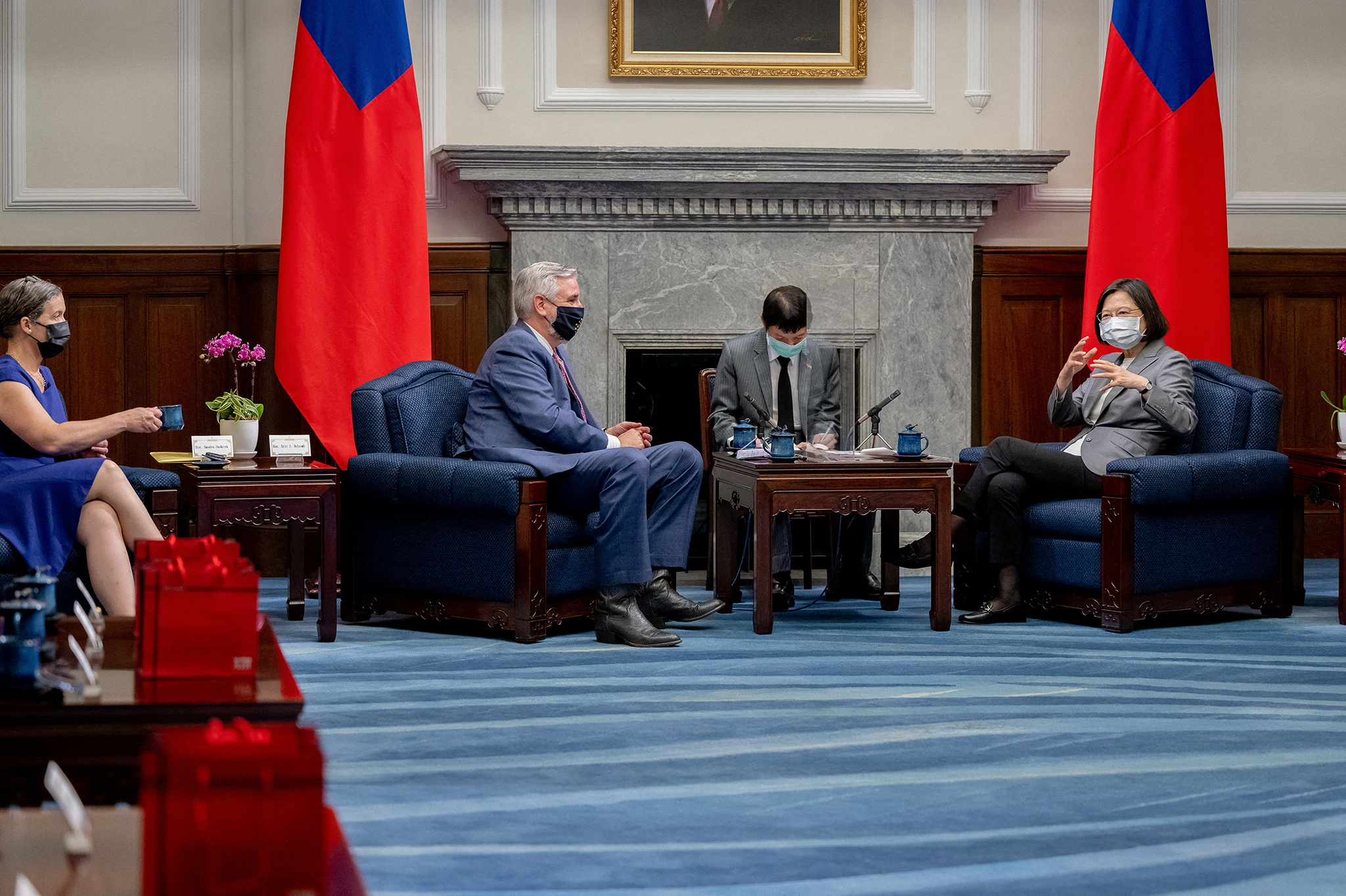 Taiwan touts 'democracy chips' in meeting with U.S. state governor ...