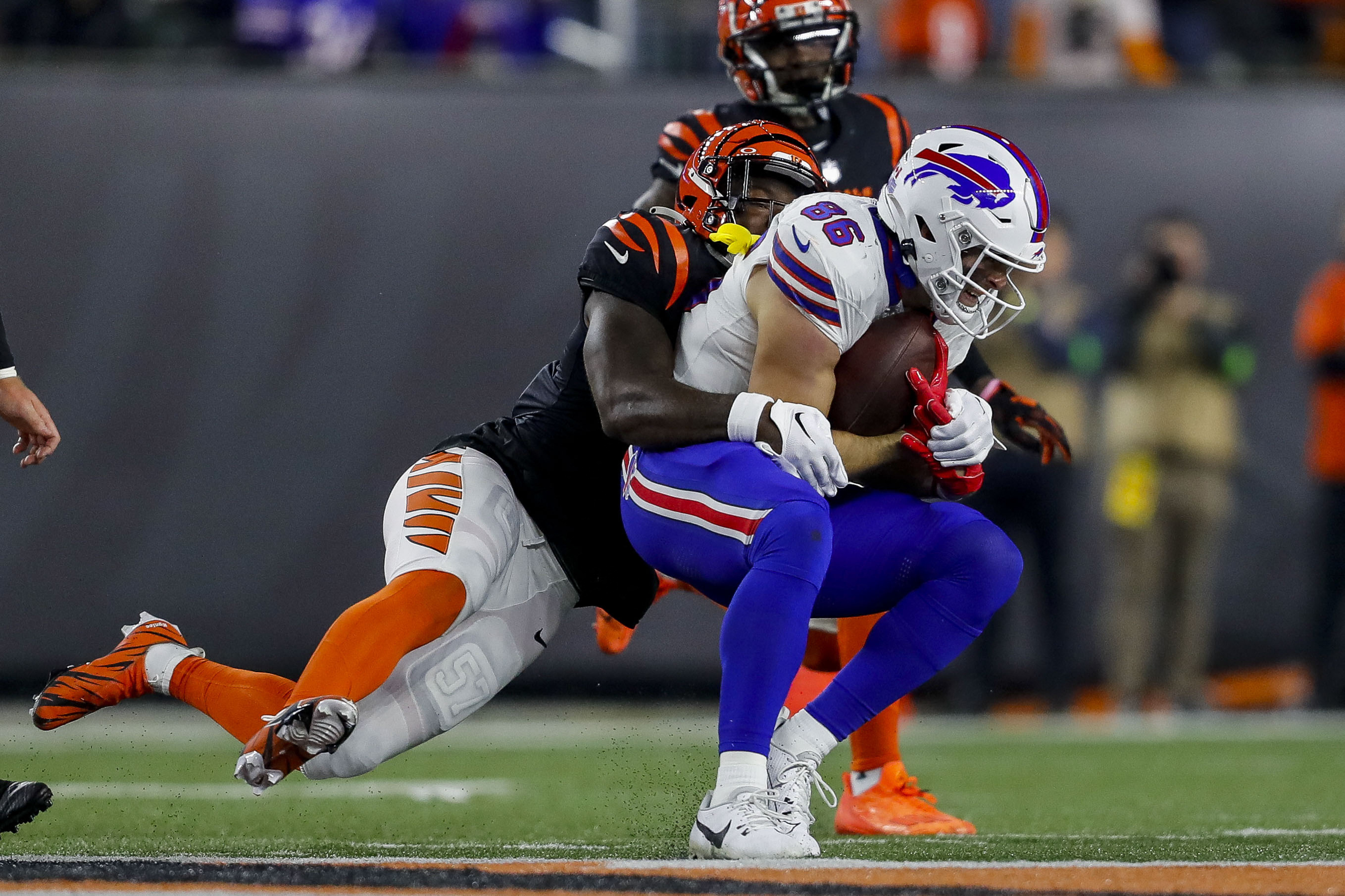 Joe Burrow throws 2 TDs as Bengals hold off Bills | Reuters