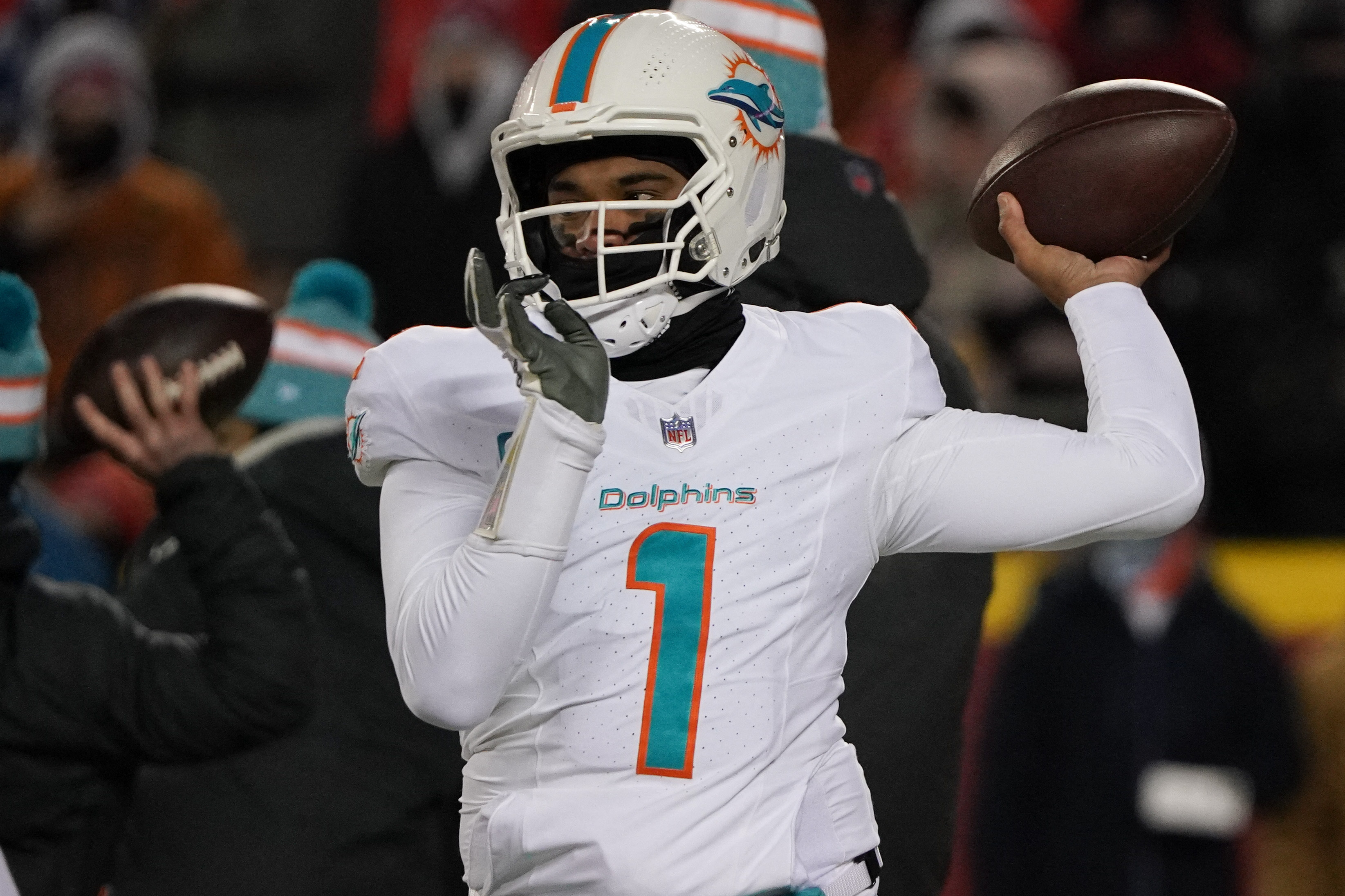 Chiefs shut down Dolphins in frigid AFC wild-card game | Reuters