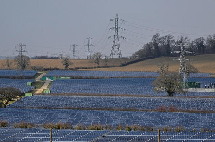 Low Carbon secures funds to begin constructing UK solar and battery ...