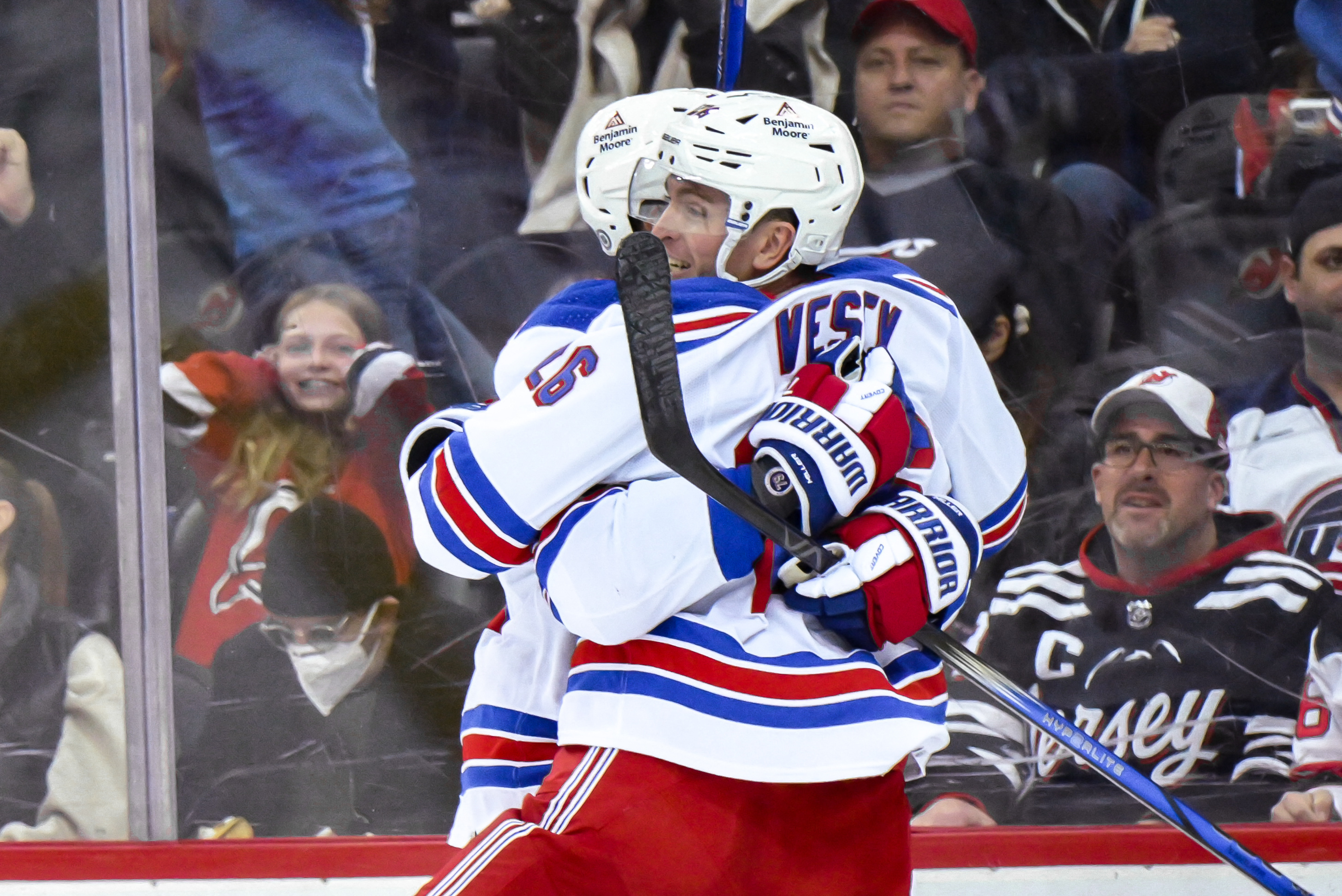 Jimmy Vesey, Rangers score late to beat Devils | Reuters