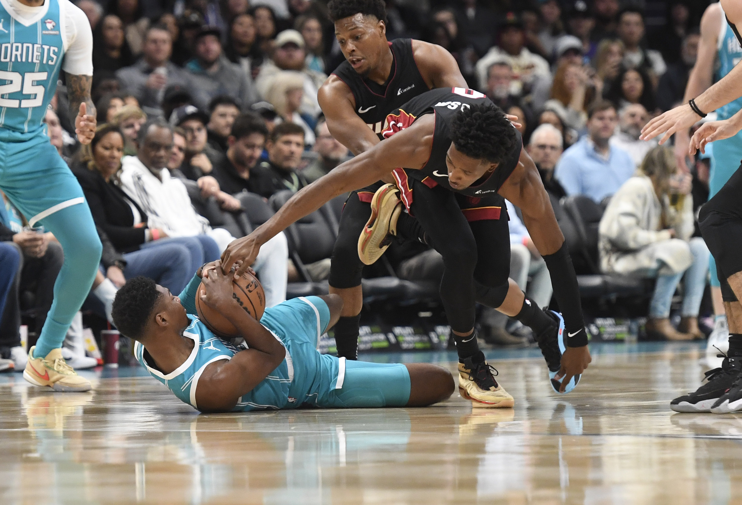 Heat Survive Late Wobble Hold Off Hornets Reuters