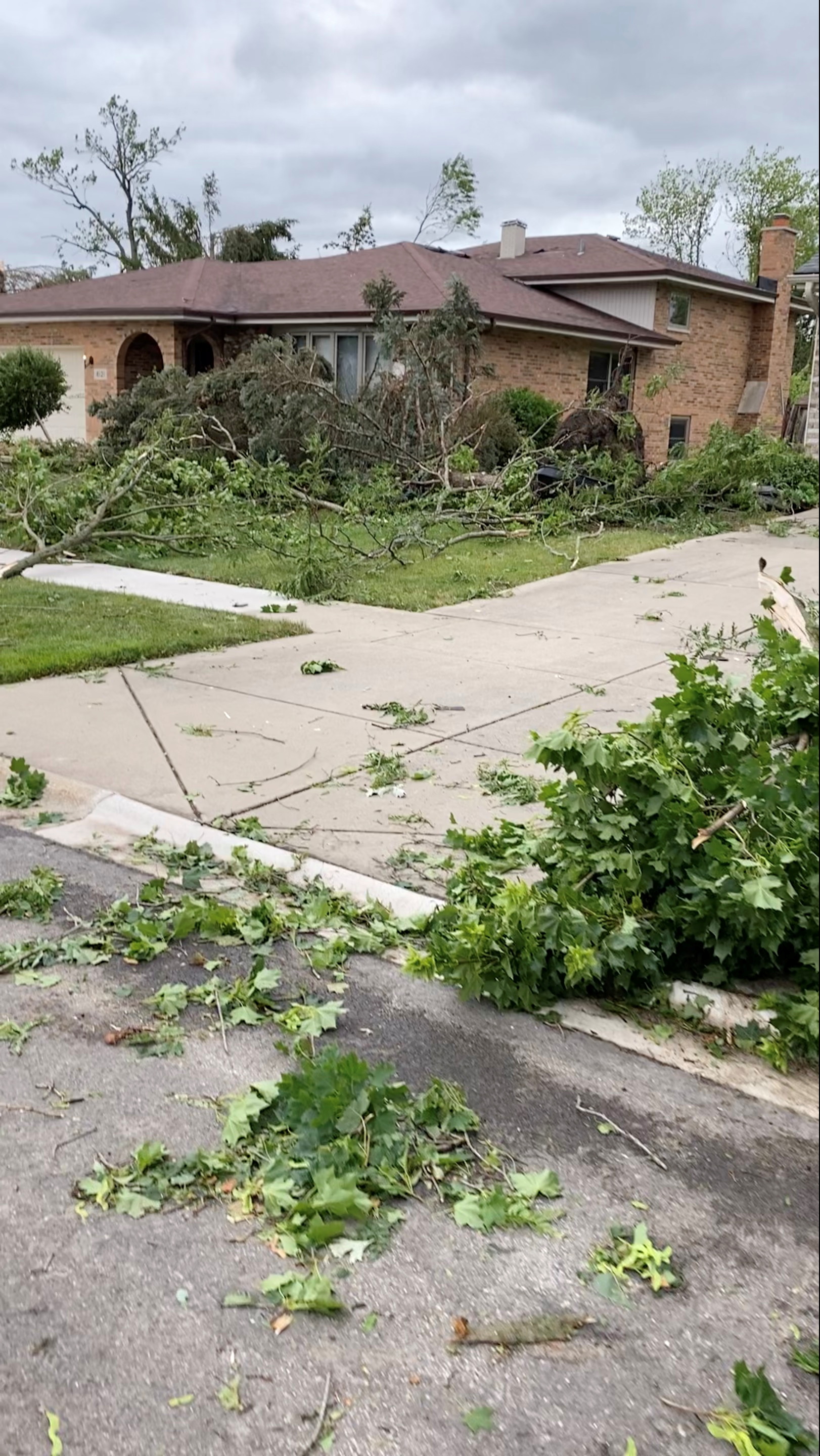 Thunderstorms batter Chicago area, leave thousands in the dark | Reuters